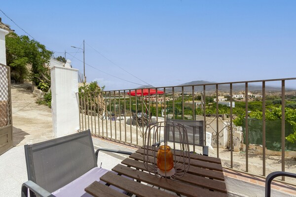 Casa De Vacaciones 'Cueva' Con Vistas A La Montaña, Terraza Privada Y Wi-fi - Andalucía