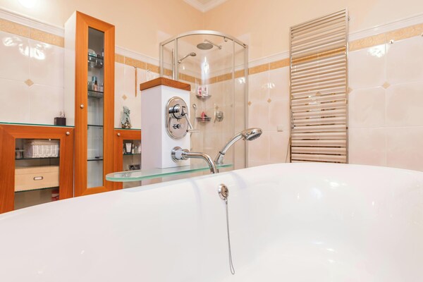 Cozy & Charming 2-bedroom House With Kitchen, Wifi, Ac In Delightful New York - New York