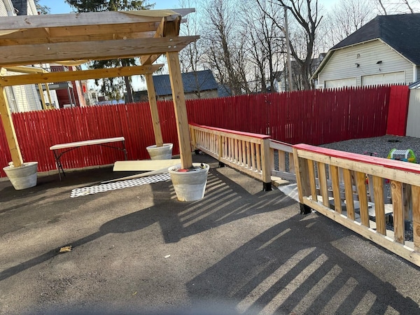 Spacious & Stylish 2-bedroom Retreat, King Bed, Shared Gazebo - Schenectady, NY