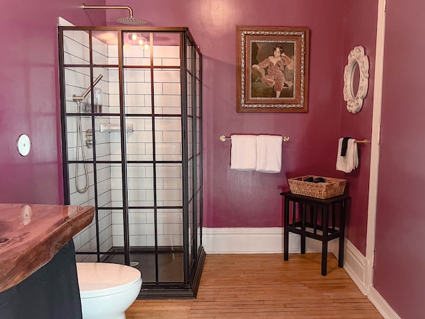 Oliver Inn | Suite 17 | Dorothy Arnold - Duluth, MN