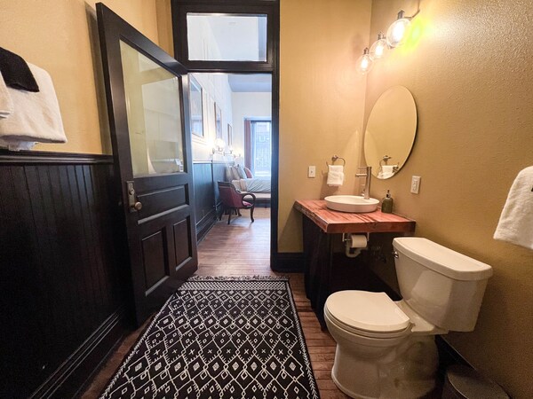 Oliver Inn | Suite 6 | Guilford & Caroline Hartley - Duluth, MN