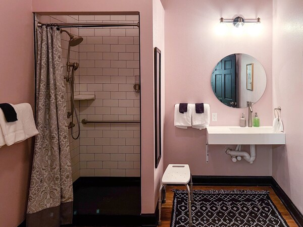 Oliver Inn | Suite 7 | Mary Mcfadden - Duluth, MN