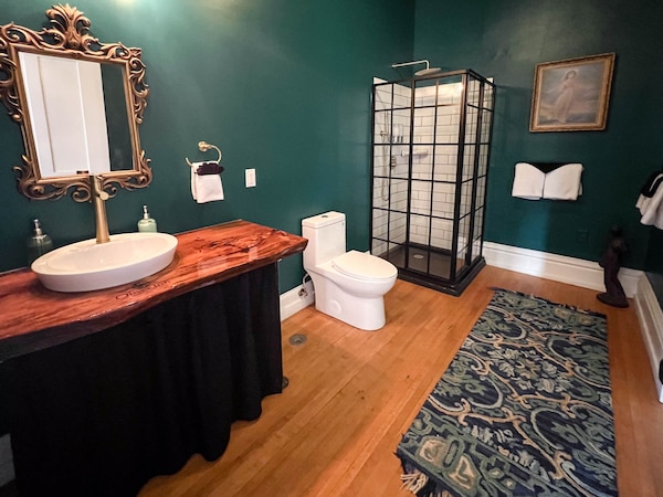 Oliver Inn | Suite 16 | Chester & Clara Congdon - Duluth, MN