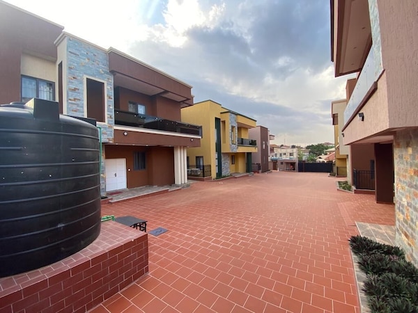 Alveera Apartments, Spacious 4-bedroom In Charming Kumasi With Wifi, Ac - Kumasi