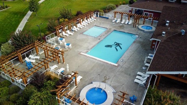 Walk To The Pools - 2 King Master Suites - 4 Bedrooms 3.5 Baths - Osoyoos
