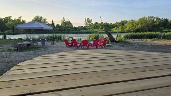 Stonewood Character Retreat In Seeleys Bayspacious Yard, Lakeview, Sleeps 10 - Kingston