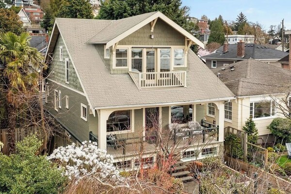 Ideal Location - Downtown: 5 Mins. Well-appointed With Everything + Chef's Kitchen - Seattle, WA