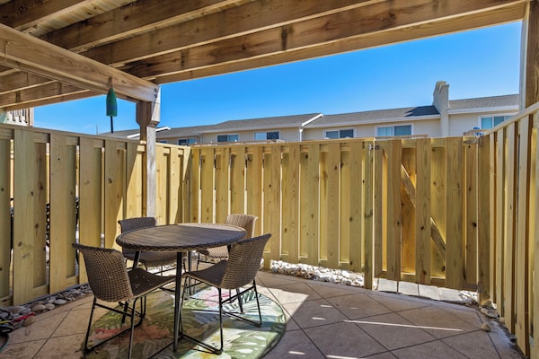 Pine Knoll Townes 126  Oceanside 2br W/ Pool, Porch & Beach Access - Emerald Isle, NC