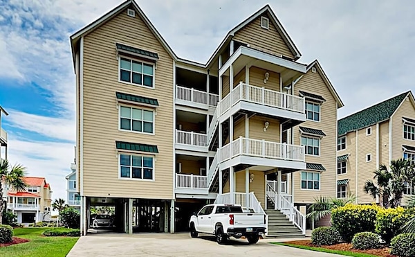4br/4ba Islander Villas Condo  Ocean Views & Pool Access! - Ocean Isle Beach, NC