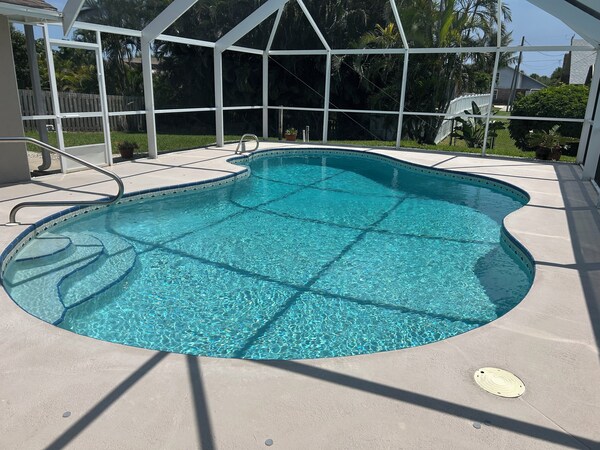 Melbourne Beach Beauty - Three Bedroom Pool Home Three Blocks From Private Beach - Melbourne Beach, FL