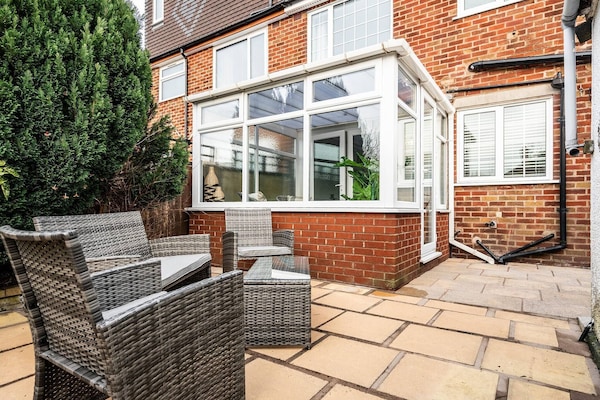 Leyland House - Private Parking Free Wi-fi Garden - University of Central Lancashire