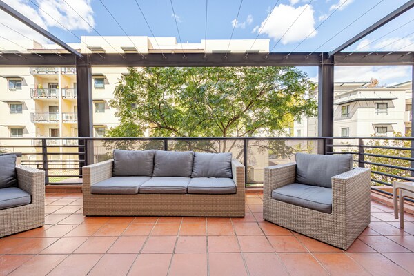 Perth City Stay | 2br W/ Pool, Gym, Parking | Walk To Quay, Kings Park, Pcec - Perth