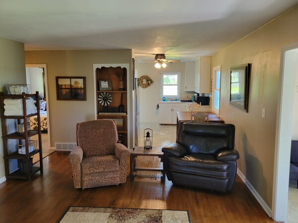 Charming 2-bedroom Guest Country Farmhouse With Wifi, Ac In Rural Milford. - Okoboji, IA