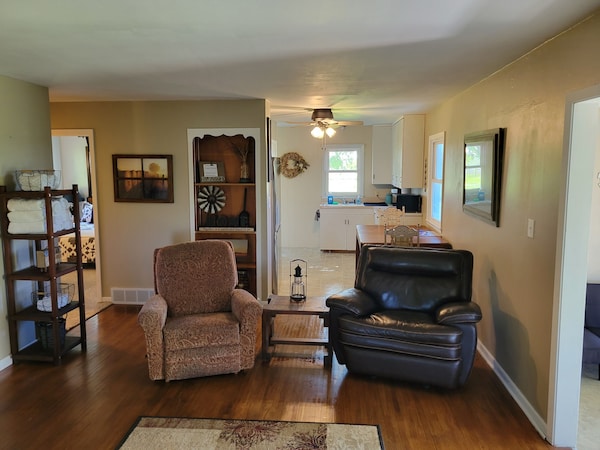 Charming 2-bedroom Guest Country Farmhouse With Wifi, Ac In Rural Milford. - Lost Island Lake, IA
