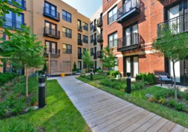 New Listing 1br 1- Free Parking, Tons Of Amenities, And Close To Dc And Metro - Marymount University, Arlington
