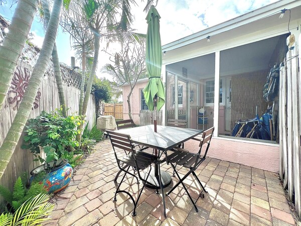 Coastal Cottage 225 - Walk To Beach, King Bed - Cocoa Beach, FL