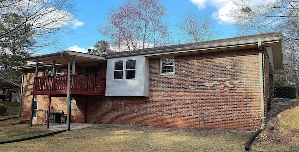 Convenient And Charming 3-bedroom House With Basement In Atlantas Suburbs - Hampton, GA