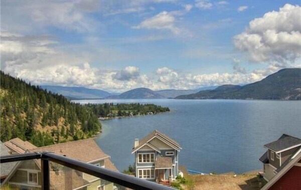 2 Bedroom  And  Loft Pet Friendly Cottage On Lake Okanagan! - Lake Country