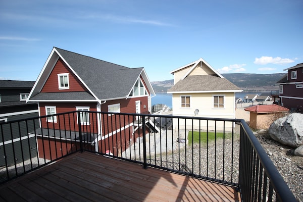 Quaint 2 Bedroom And Loft Cottage At La Casa On Lake Okanagan! - Lake Country