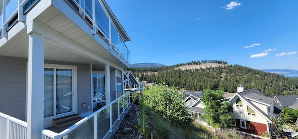 Stunning 3 Bedroom Lakeview Cottage On Lake Okanagan - Lake Country