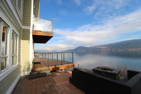 Beautiful 3 Bedroom Pet Friendly Cottage On Lake Okanagan - Lake Country