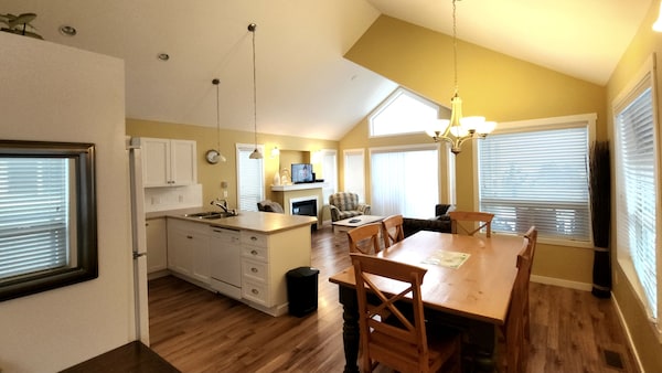 3 Bed Pool View Cottage At Lacasa Lakeside Resort! - British Columbia
