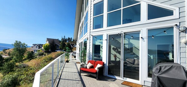 Bright 3 Bedroom Cottage With Sweeping Lake Okanagan Views! - Lake Country