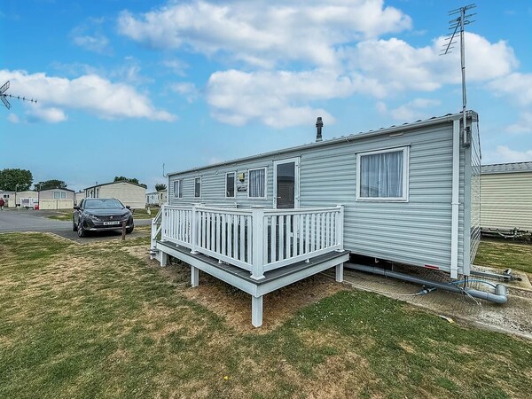Superb 10 Berth Caravan With Decking At Seawick Holiday Park, Essex Ref 27918sw - Clacton-on-Sea