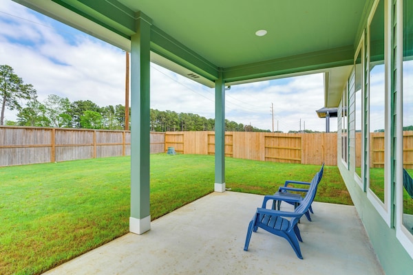 Patio & Pool Access: Family Home In Tomball - Stagecoach, TX