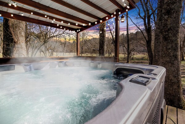 Riverside Retreat With Hot Tub, Firepit, Dog Friendly, Fireplace, Pool - Ellijay, GA