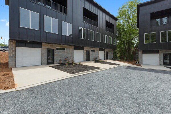Magical Plant Based Loft Downtown Easley Near Silos And Doodle Trail - Easley, SC