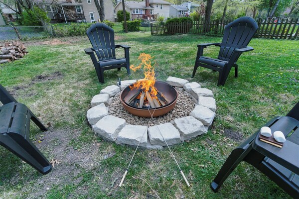 Family-friendly 4br W/ Game Room, Patio + Firepit - Overland Park, KS