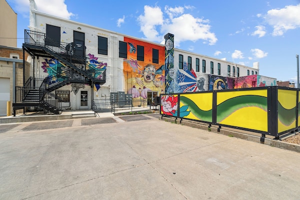 Charming 2-bedroom Apartment With Wifi, Ac In Delightful Downtown Salina - Salina, KS