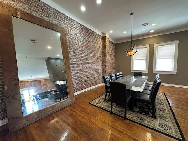 The Brick-road Penthouse, Luxury Loft - Kokomo, IN