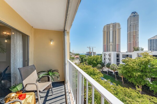Sunny Isles Retreat  Walk To Beach, Shops & Dining - Sunny Isles Beach, FL