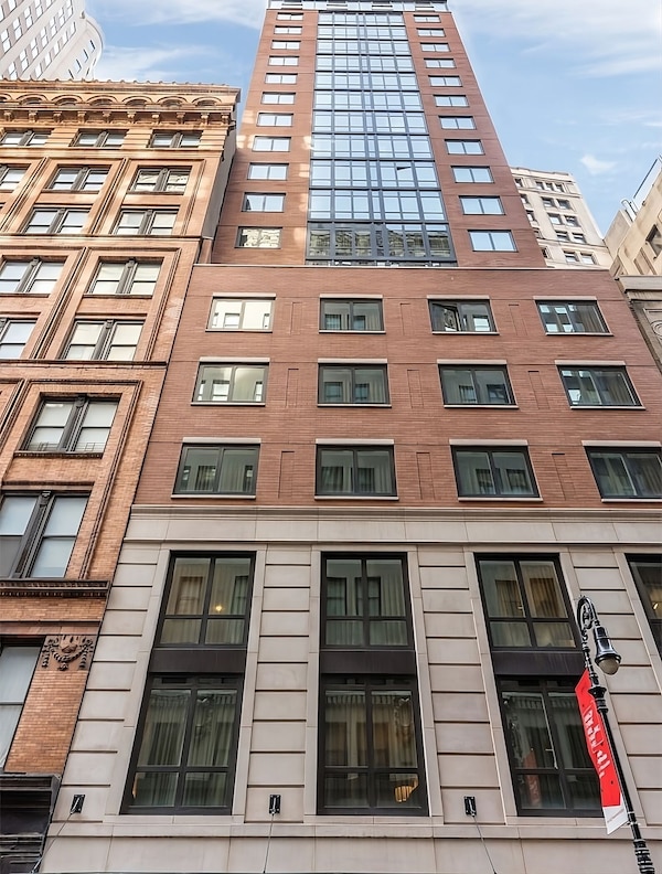 Petite Queen Bedded Room At The Artezen Hotel, Walk To Attractions - New York City