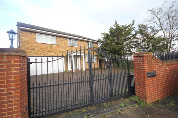 High Gables House -A Spacious Four Bedroom Home Located In Uxbridge. - London, UK