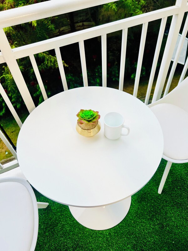 Home-feel Unit Near Airport With An Ig-worthy Pool Thats Perfect For Your Feed. - Mandaue