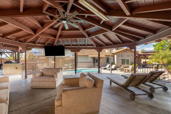 Resort-style 5br + Pool + Sleeps 13 + Pet-friendly - Hemet, CA