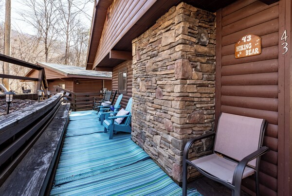 Charming 2-bedroom Cabin In Bryson City With Access To Pool And Horse Stables - Bryson City, NC