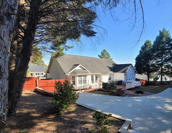 Upscale Home Quiet Area With Hot Tub Near Hope Mills Lake - Fayetteville, NC