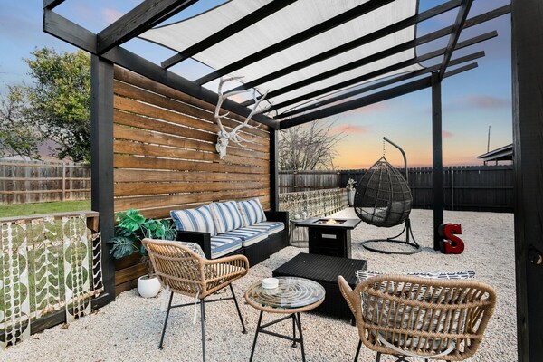 Apple St. Getaway | 3/2, Full Kitchen, Outdoor Entertainment Area - Fredericksburg, TX