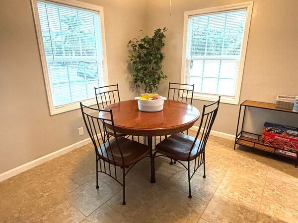 Lovely 2-bedroom Apartment With Wifi, King Size Bed & Parking In Inglewood - El Segundo, CA