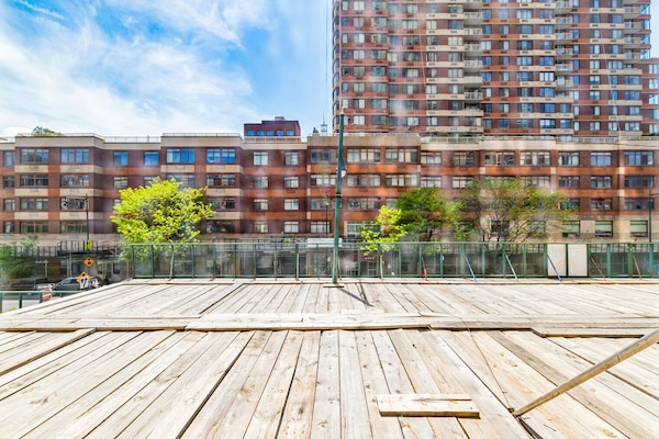 Blueground | Lic, Pool & W/d, Nr Gantry Park - New York