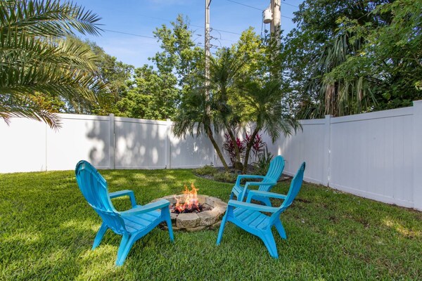 8 Blocks To The Beach |Bikes, Beach Gear, Games At Turtle Hut |Firepit |Small Dog Friendly - Jacksonville, FL