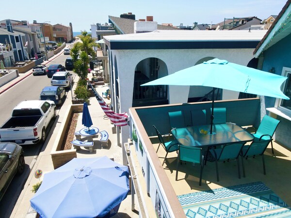 Spacious Upper Unit  In Newport Beach W/ Ocean View, Free Wifi, And Pet-friendly - Newport Beach, CA