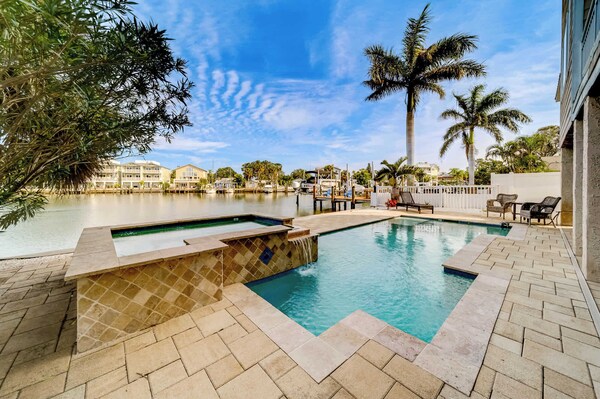 Waterfront! Sleeps 8~private Heated Pool~hot Tub - Clearwater, FL