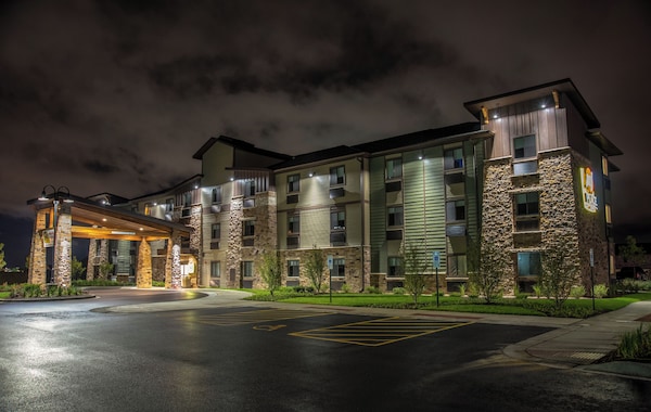 Comfortable North Aurora Stay | Pet-friendly And Fully Equipped Kitchen - Oswego, IL