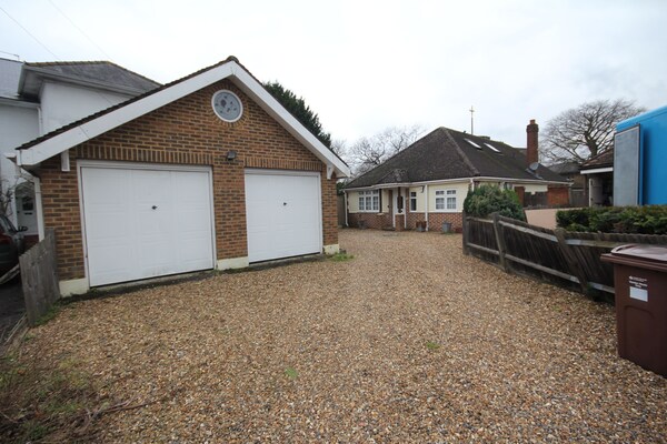 Oaks House- A Spacious Four Bedroom + Two Bathrooms Detached House In Feltham. - Londres