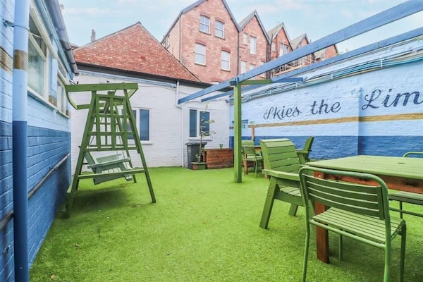 Stunning Villa With Secluded Garden - Sleeps 12 - Ideal For Groups & Families - Formby